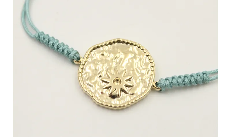 Pulsera hilo color menta con nudo serpiente y chap